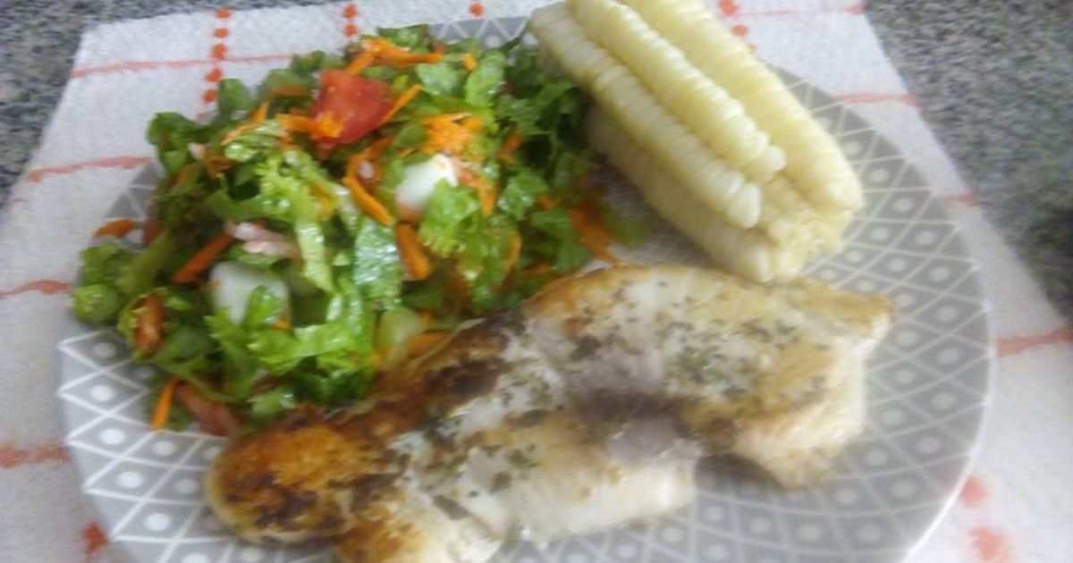 Sencillo Pescado Frito (Toyo) Ensalada Fresca Y Choclo Peruano Receta ...