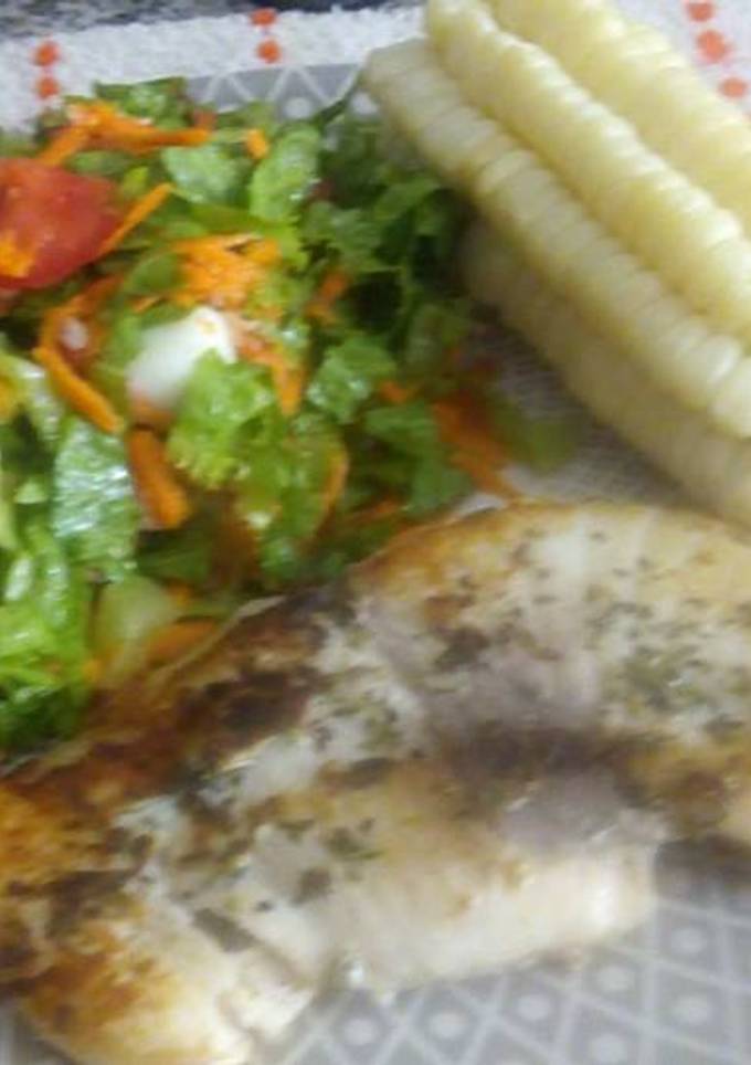 Sencillo Pescado Frito (Toyo) ensalada fresca y Choclo Peruano Receta ...