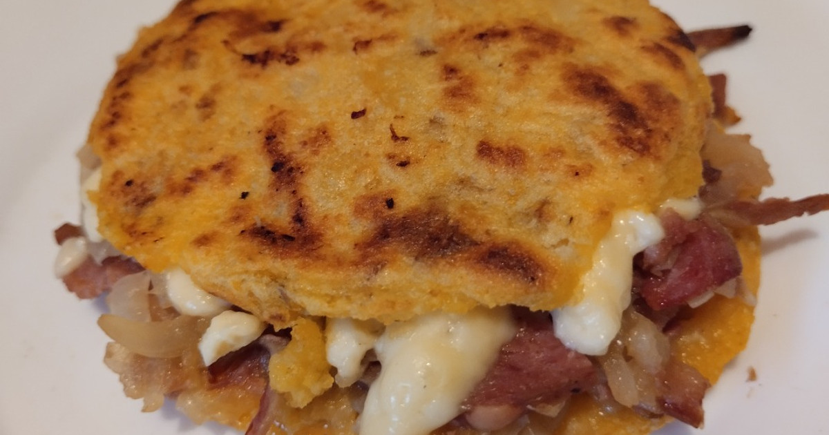 Arepa🫓Con🧀🍯Chori Queso🥯🥓🧅 Receta de Natalie camargo- Cookpad