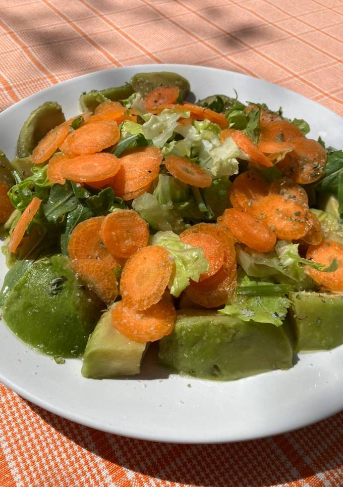 Ensalada de aguacate con lechuga, rúcula silvestre y zanahoria del ...