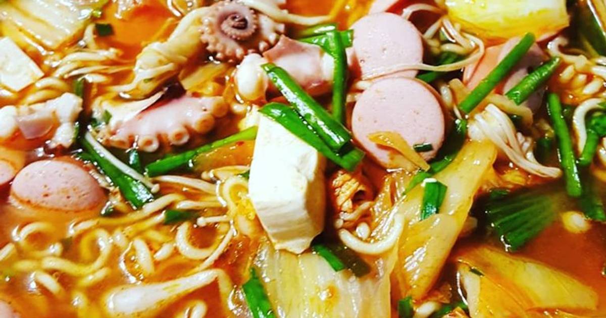 Cách Làm Món 🍄🐙 Lẩu mì siu Kay Hàn Quốc 🍲🍝 của Arany Green - Cookpad