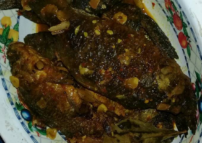 Resep Semur ikan mas pedas oleh fatya putri - Cookpad