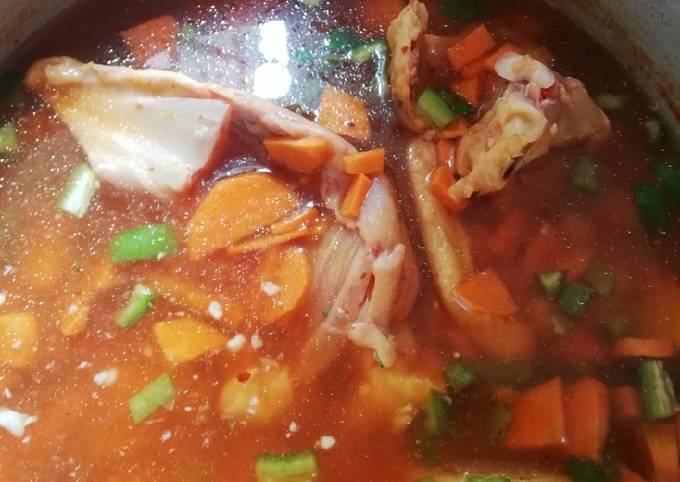 Consomé de hueso de pollo Receta de Ángel David Yepes G- Cookpad