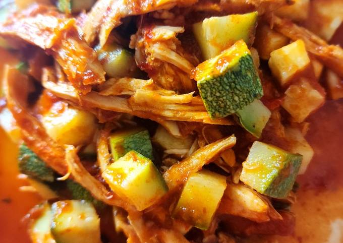 Pollo con Calabacitas en Salsa de Guajillo Receta de MarceCamberos- Cookpad
