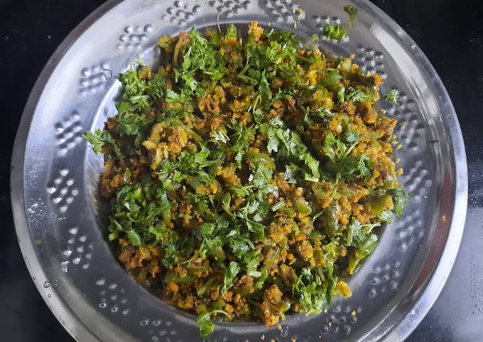 सिमला मिरचीची पीठ पेरून भाजी (Shimla Mirchichi Pith Perun Bhaji Recipe ...
