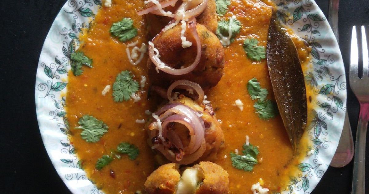 Cheesy Potato Ball Gravy Recipe By Neelu B.