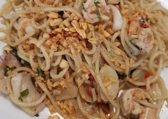 Resep Spaghetti Aglio Olio Seafood oleh naranami - Cookpad