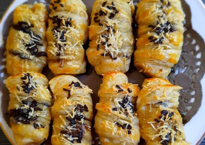 Resep Bolen pisang coklat keju Praktis oleh Yuniz🌻 - Cookpad