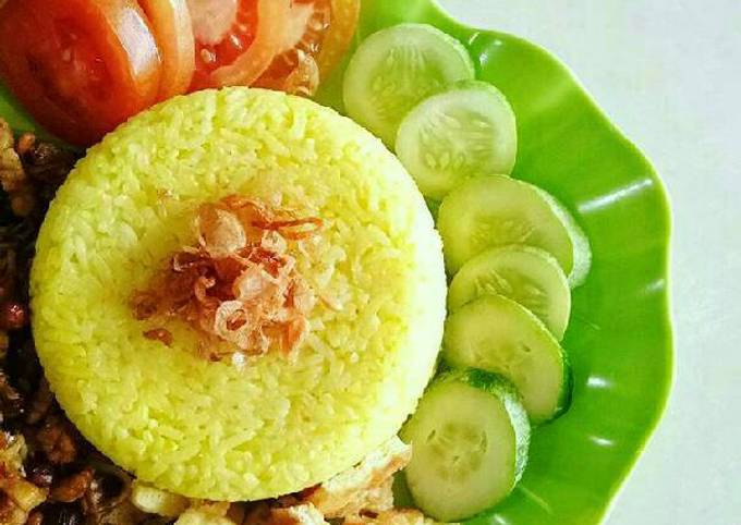 Resep Nasi kuning rice-cooker oleh Aya Zahir - Cookpad