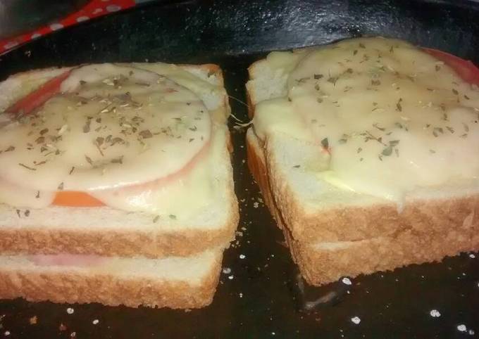 Tostados de jamón, queso, tomate y orégano Receta de ISA- Cookpad