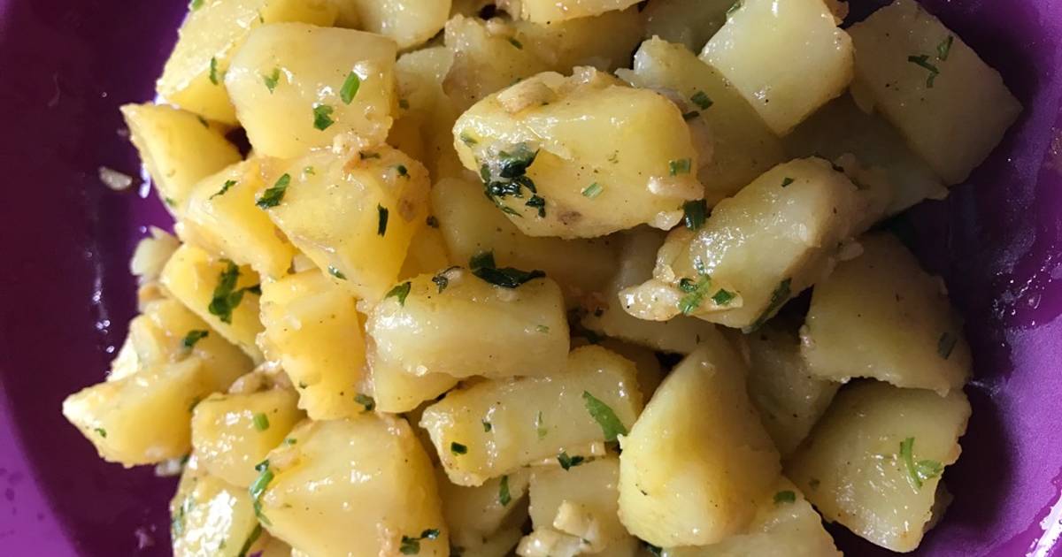 Resep Steam potato with garlic oleh Amiee yulia - Cookpad