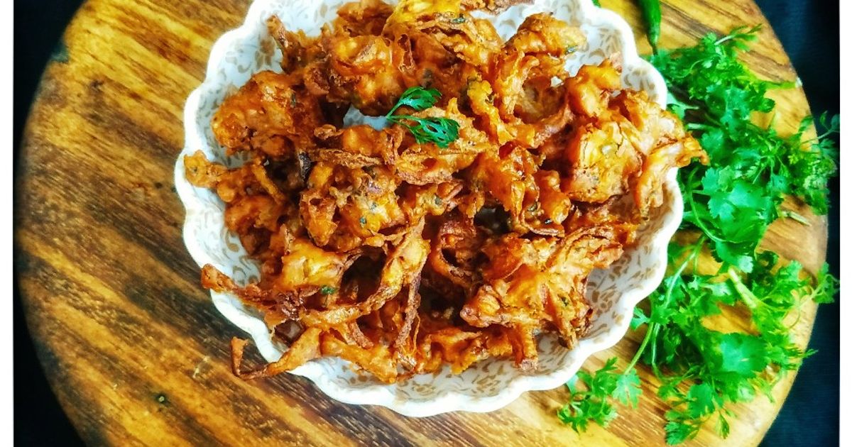 कांद्याची कुरकुरीत खेकडा भजी (Kandyachi Kurkurit Khekda Bhaji Recipe In ...
