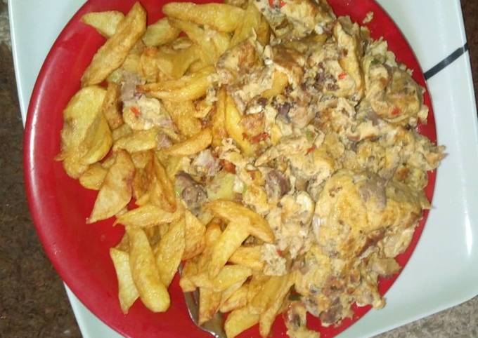 Fried chips with scrambled eggs Recipe by Ramlat bashir - Cookpad