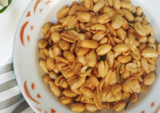 Resep Kacang Goreng Daun Jeruk oleh Bunda Athma - Cookpad