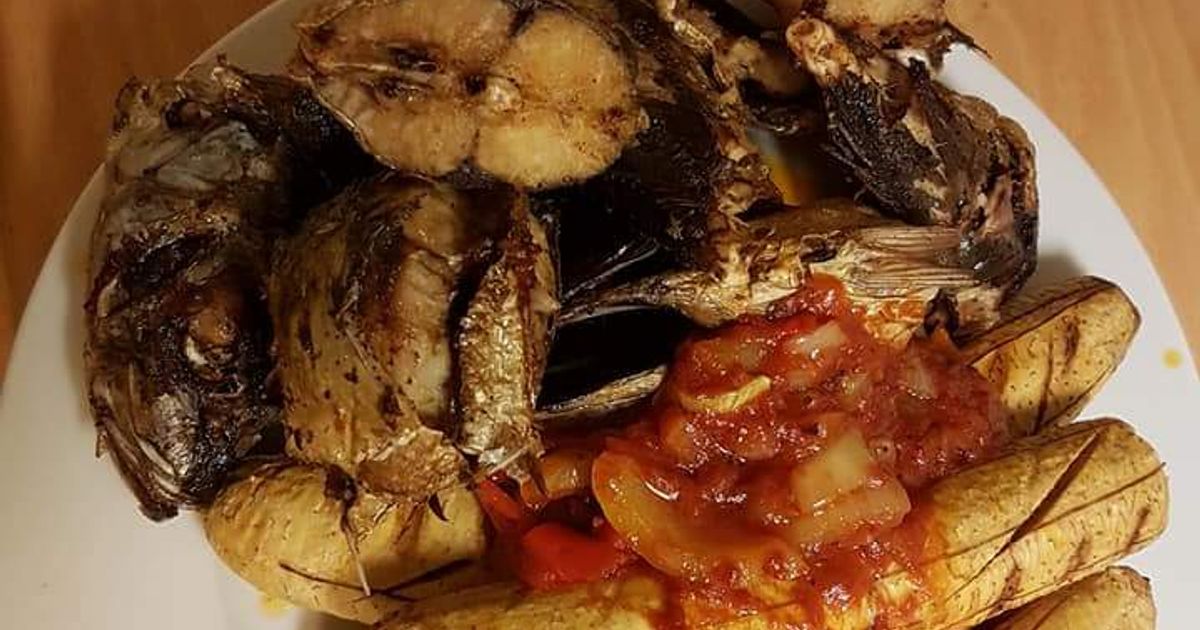Grilled Fish And Plantain With Tomato Sauce Recipe by Henrietta - Cookpad