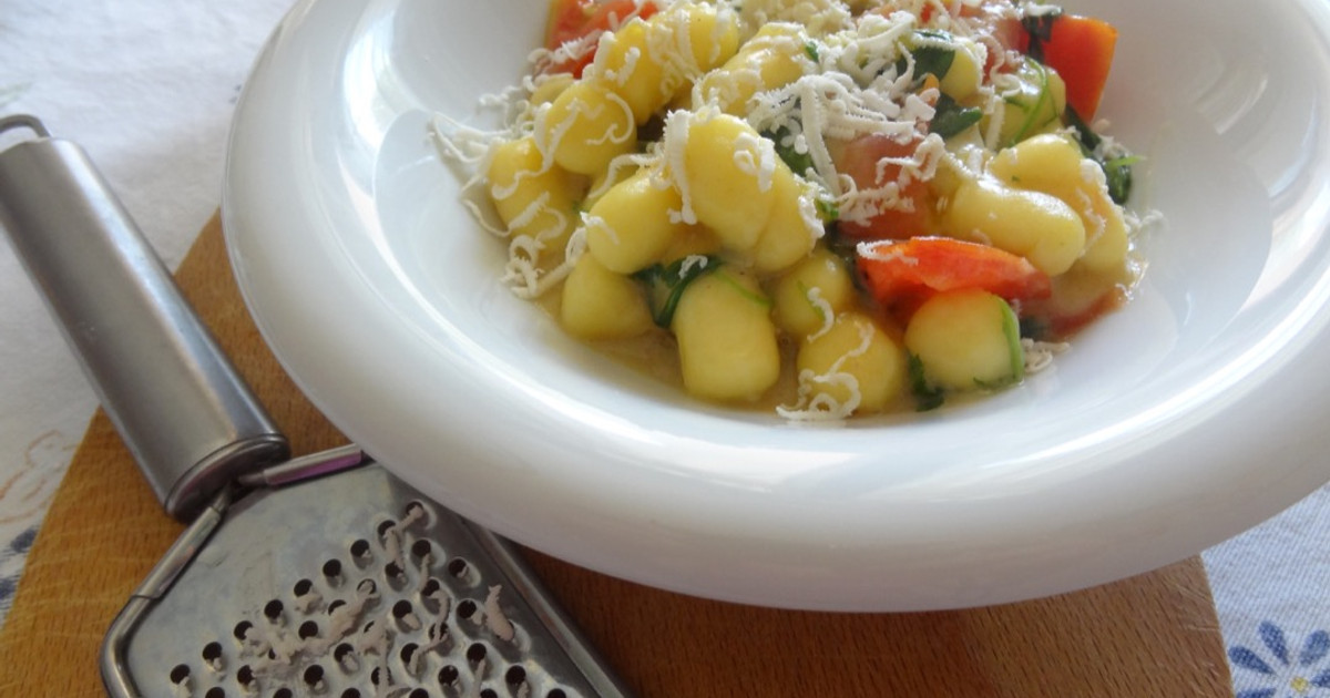 Ricetta Gnocchetti Tricolore Con Rucola, Gamberi Rosa,Pomodorini E ...