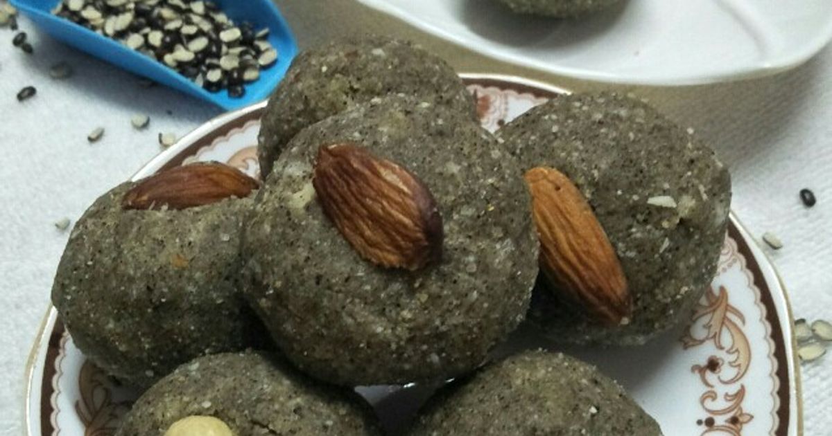 Black Split Urad Dal Pinni Recipe by Mamta L. Lalwani - Cookpad