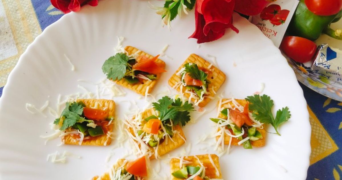 Creamy Cracker Pizza 😋😋(Indian Veg Pizza Creamy Crackers) Recipe by ...
