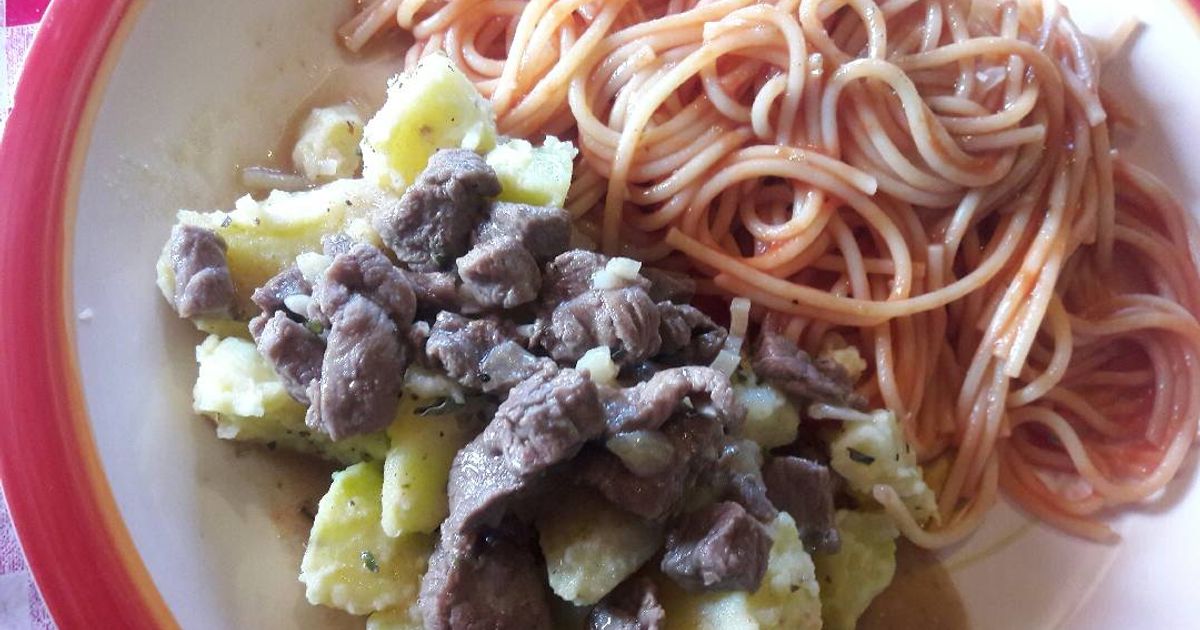 Spaghetti Con Papas A La Mantequilla & Carne Receta de Beleen G- Cookpad