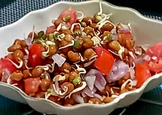 अंकुरित स्प्राउट्स चना चाट (ankurit sprouts chana chaat recipe in Hindi ...