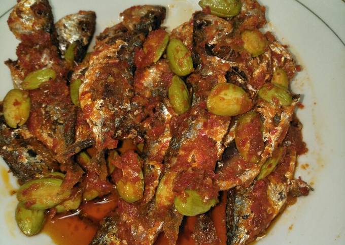 Resep Balado ikan kembung sate Pete oleh Rini handayani - Cookpad
