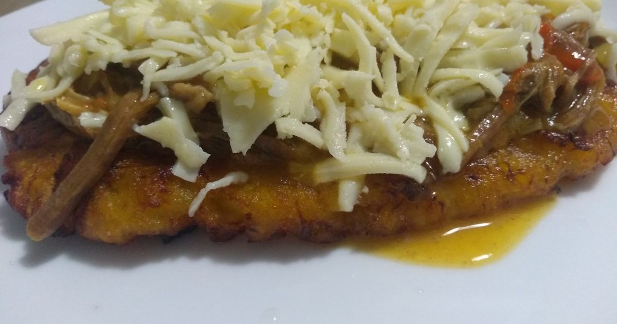 Patacón Con Carne Desmechada En Salsa Y Queso Receta de Maria Elena ...
