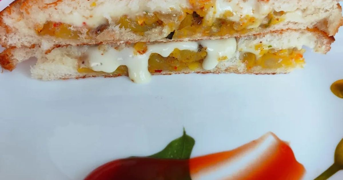 Cheesy Aloo Toast Recipe by Mitali - Cookpad