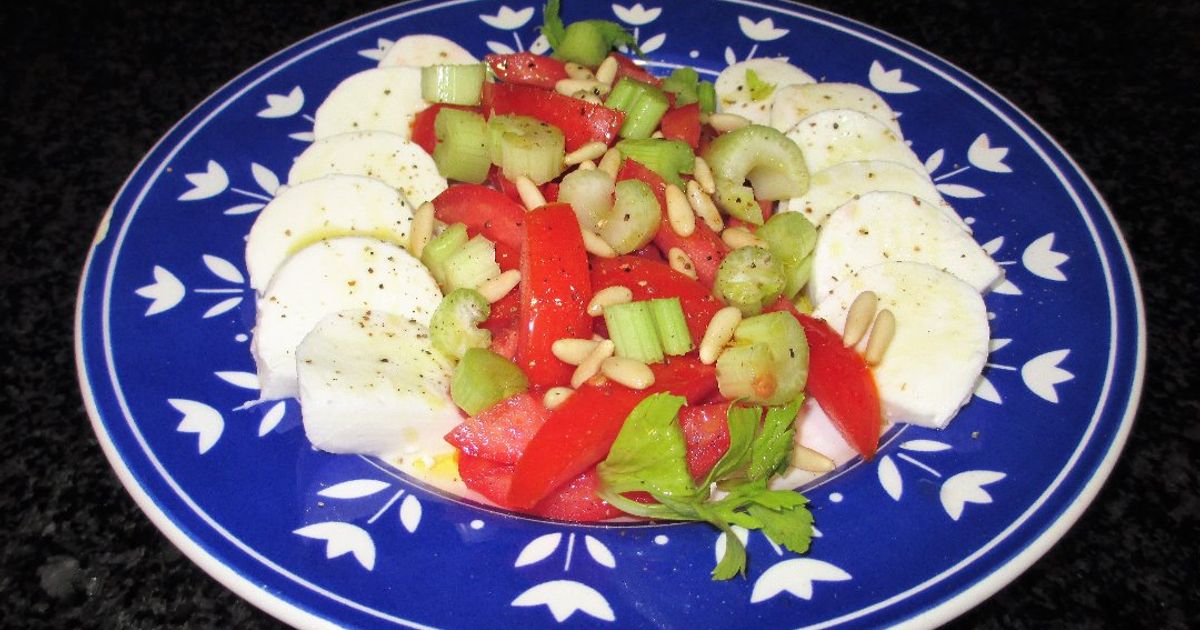 Mozzarella De Búfalo Con Tomates, Pencas De Apio Y Piñones Receta de ...