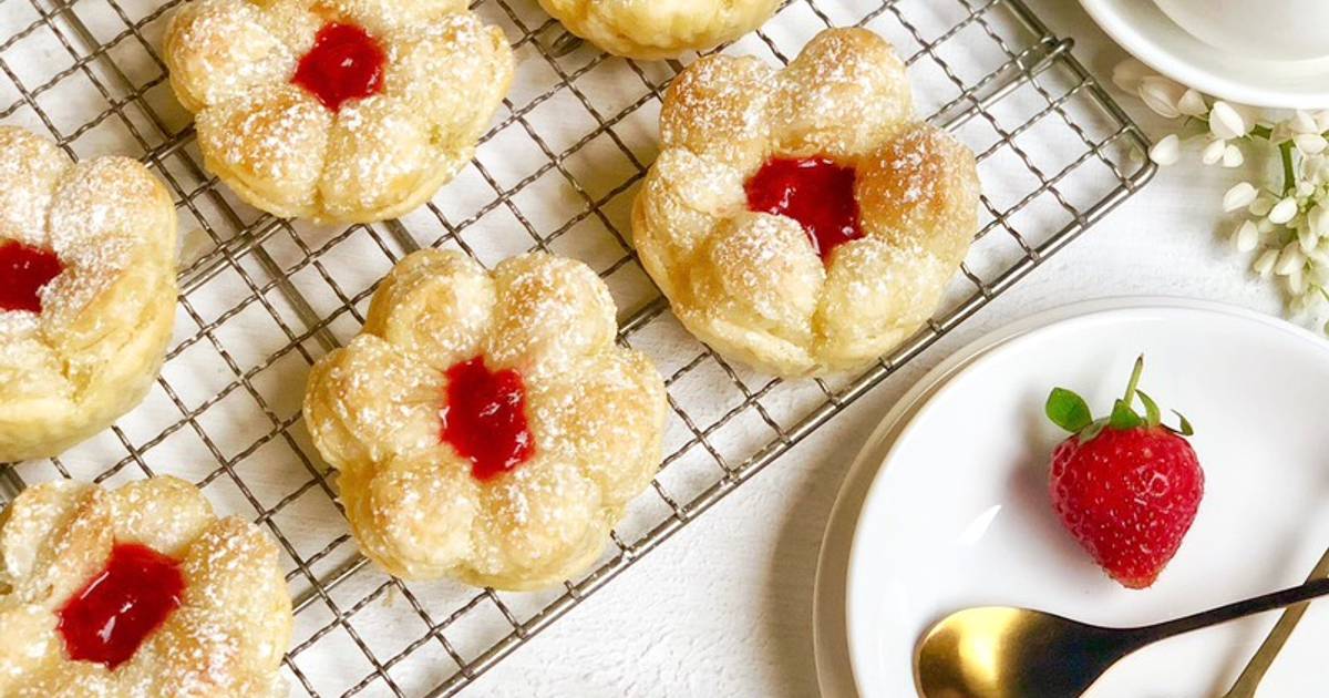 Resep Valentine Puff Pastry Flowers with Strawberry oleh silvia novi ...