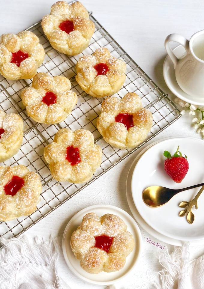 Resep Valentine Puff Pastry Flowers with Strawberry oleh silvia novi ...
