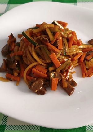 Ricetta Spaghetti Con Verdure Saltate E Salsa Di Soia di Stefania Fusco ...