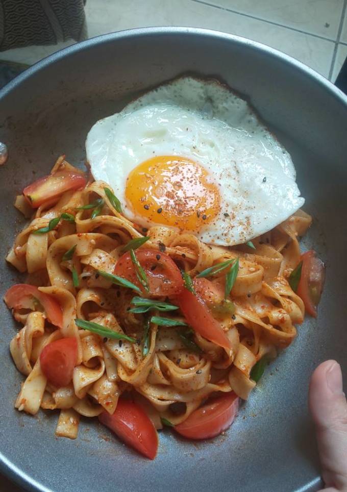 Resipi Pan mee goreng cili & tomato dgn telur mata oleh Hani - Cookpad
