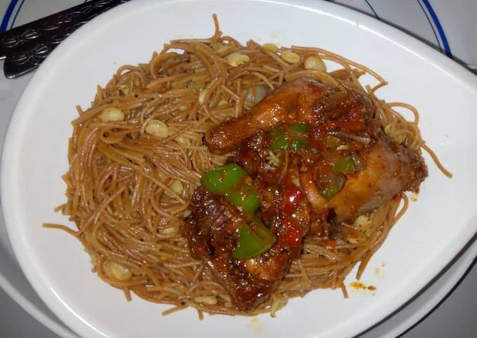 Jollof spaghetti with peppered chicken girki daga Jamila Kabie - Cookpad