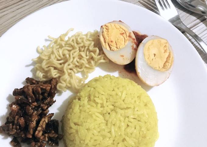 Resep Nasi kuning rice cooker - no ribet oleh zwethapancar - Cookpad