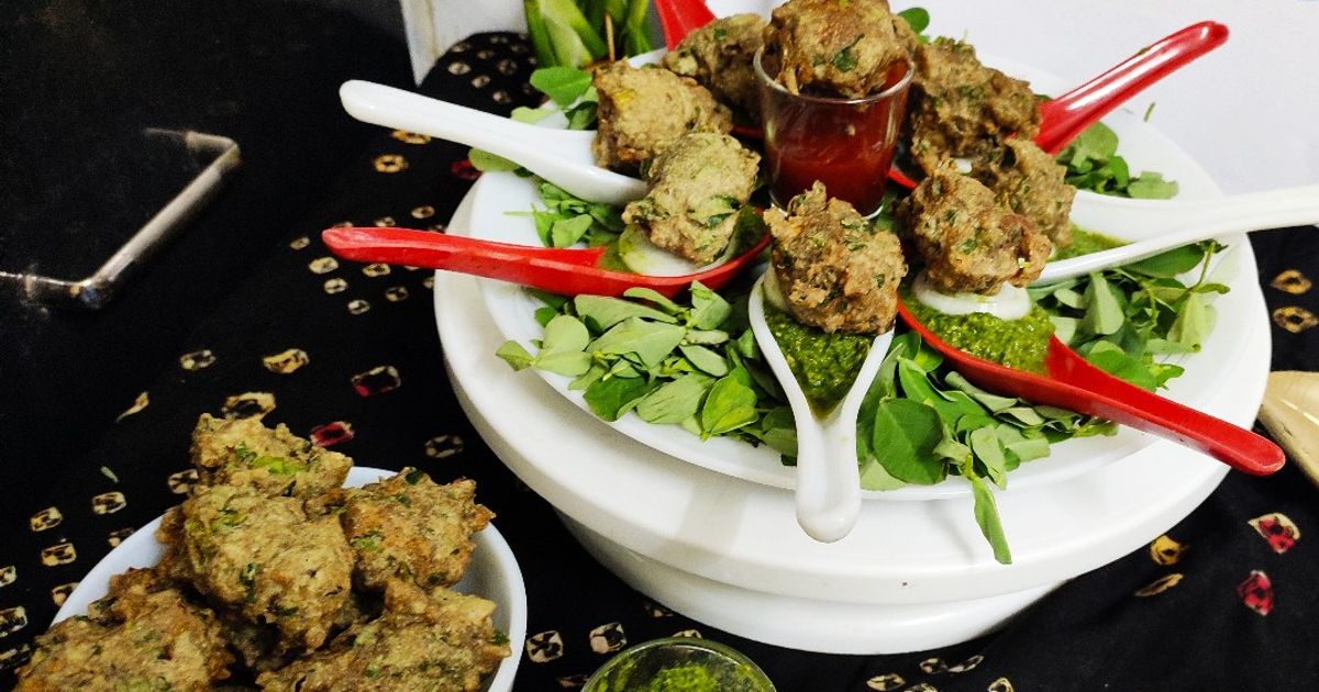 Hetal Chirag Buch દ્વારા રેસીપી મેથી બાજરી ના ગોટા(Methi Bajri Pakoda ...