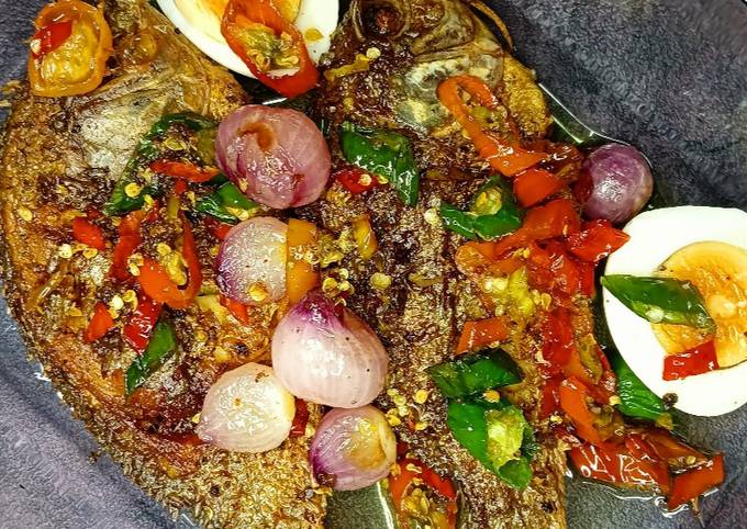 Resep 718. Ikan Mujaer Goreng Tumis Bawang oleh Devin - Cookpad
