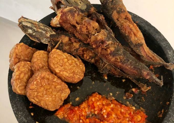 Resep Lele Goreng Garing ala Warung Pecel Lele oleh Aisyah Arief - Cookpad