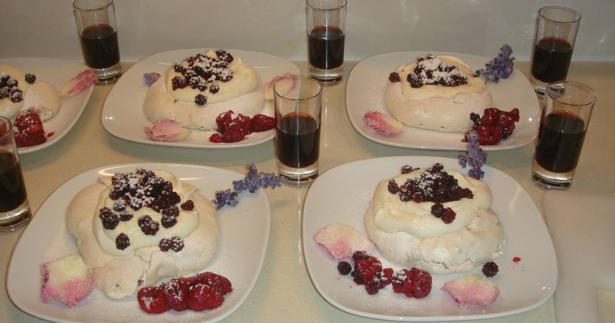 Παυλόβα με βατόμουρα συνταγή από τον/την Freda Midgley - Cookpad