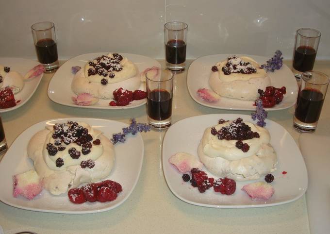 Παυλόβα με βατόμουρα συνταγή από τον/την Freda Midgley - Cookpad