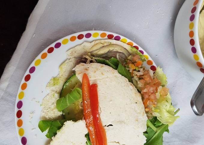 Pan pita al plato con hummus carne y zapallitos italianos salteado ...