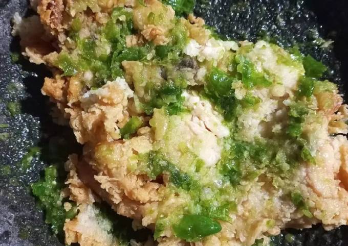 Resep Ayam geprek cabe ijo oleh Dapur Bunda - Cookpad