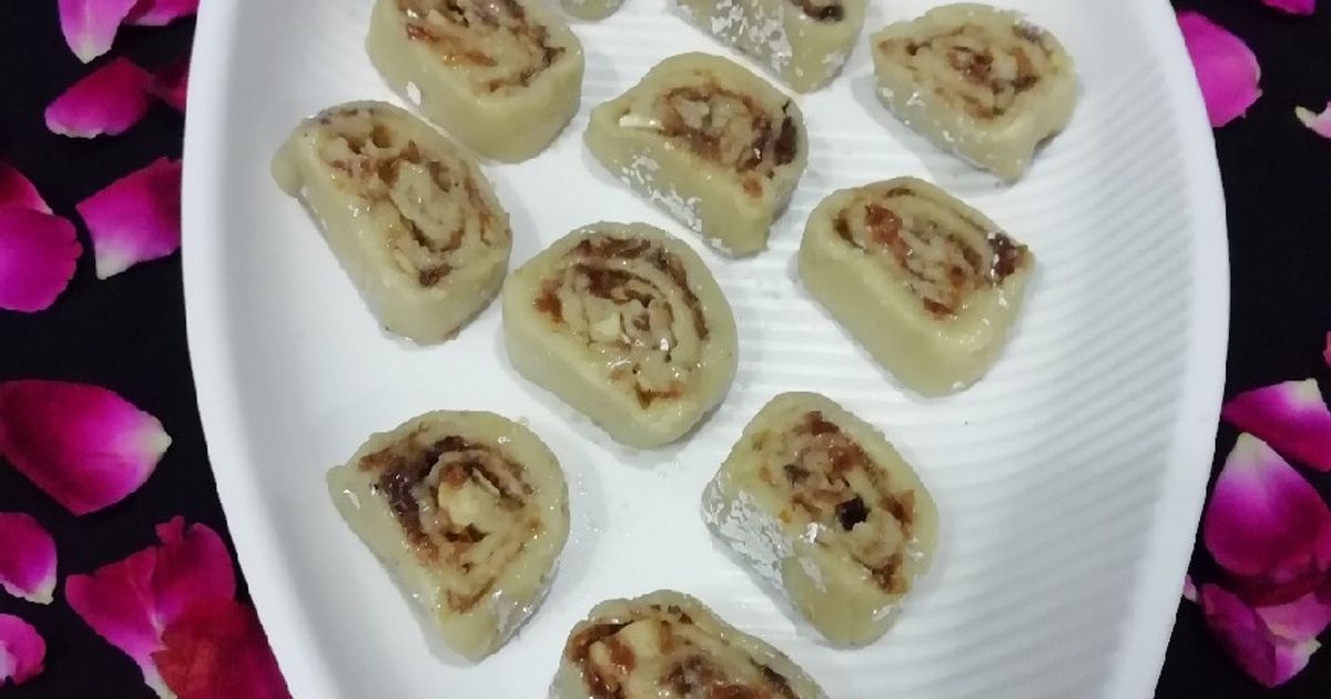 Cashew Nut Gulkand Roll Recipe by Urvashi Belani - Cookpad