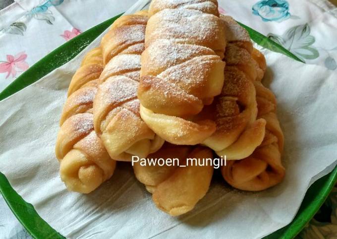 Resep 97. Roti goreng kepang isi pisang oleh Pawoen_mungil - Cookpad
