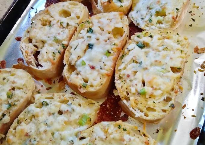 Cheesy Bacon Garlic Toast Recipe by Chef Mommy Nessa - Cookpad