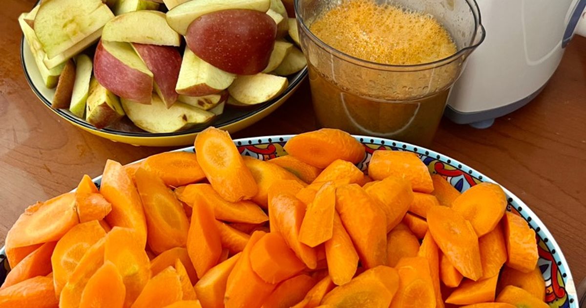 Cách Làm Món Nước ép Cà Rốt Cùng Táo Mèo của Emily Luu - Cookpad
