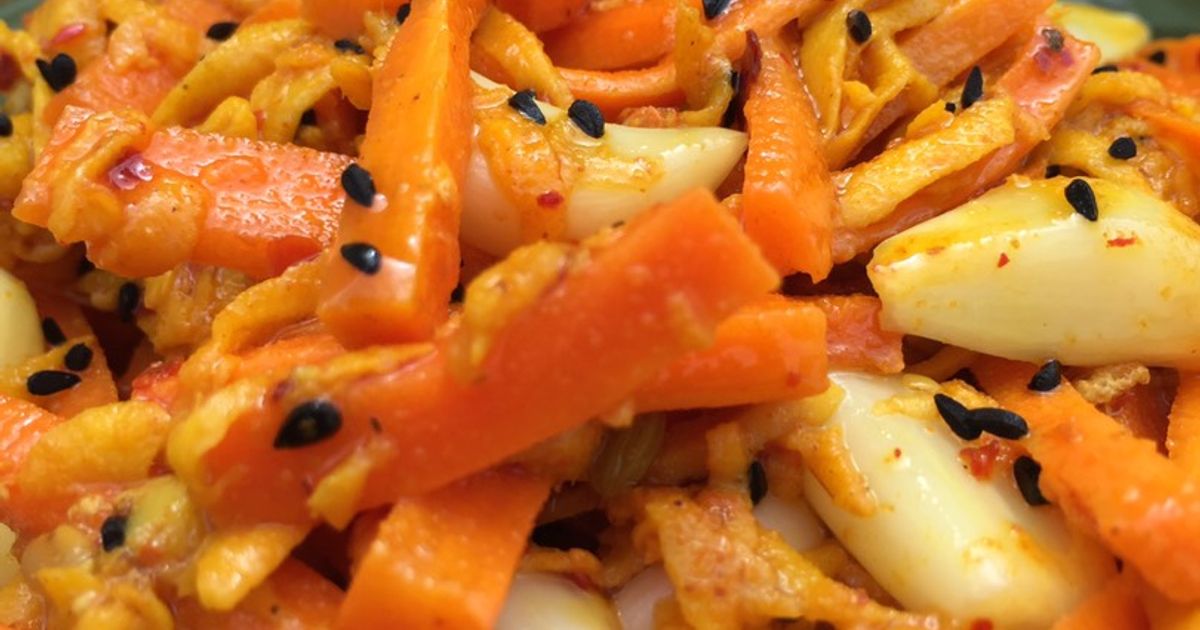 Kairi, Garlic & Carrot Achaar Recipe by Samia Aijazz - Cookpad