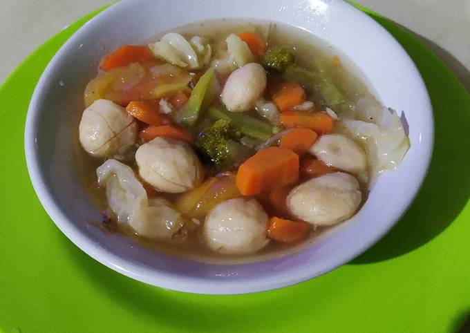 Resep Sup Bakso Ikan kesukaan keluarga oleh Ulfa Dwi Setyawati - Cookpad