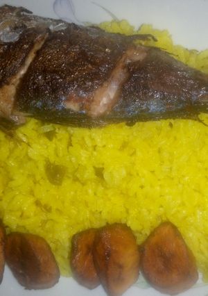 Poisson Et Bananes Plantain Grillées Avec Riz Au Curcuma de zahabu ...