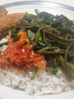 Resep Tumis Kangkung oleh Mama Nuna April - Cookpad