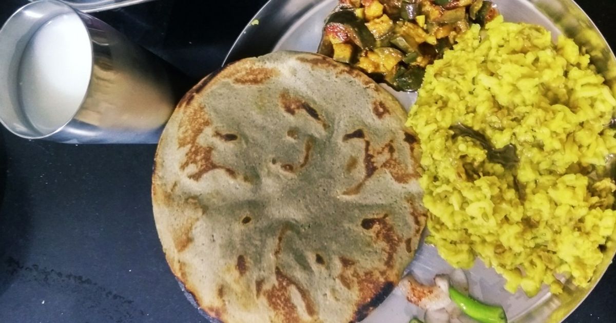 Bajra No Rotlo,Lasaniya Ringada Nu Shaak,Khichadi Upar Ghee,Chaas,Onion ...
